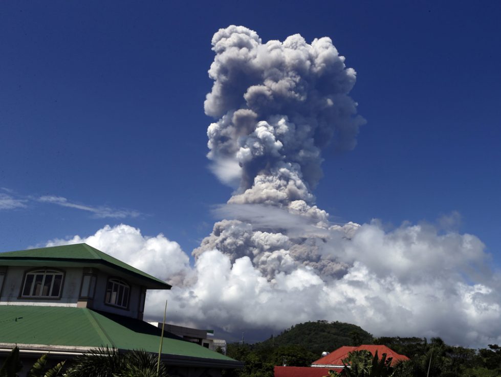 Philippinischer Vulkan Mayon stößt Aschewolke aus - BRF Nachrichten
