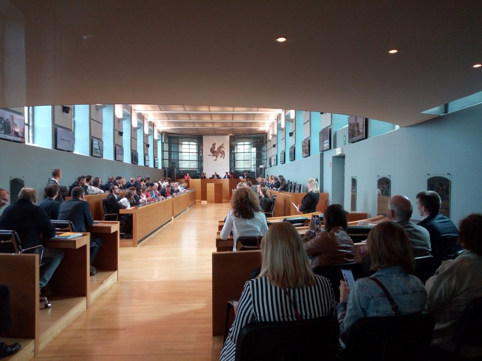 Konstituierende Sitzung des Parlaments in Namur - 75 Volksvertreter ...