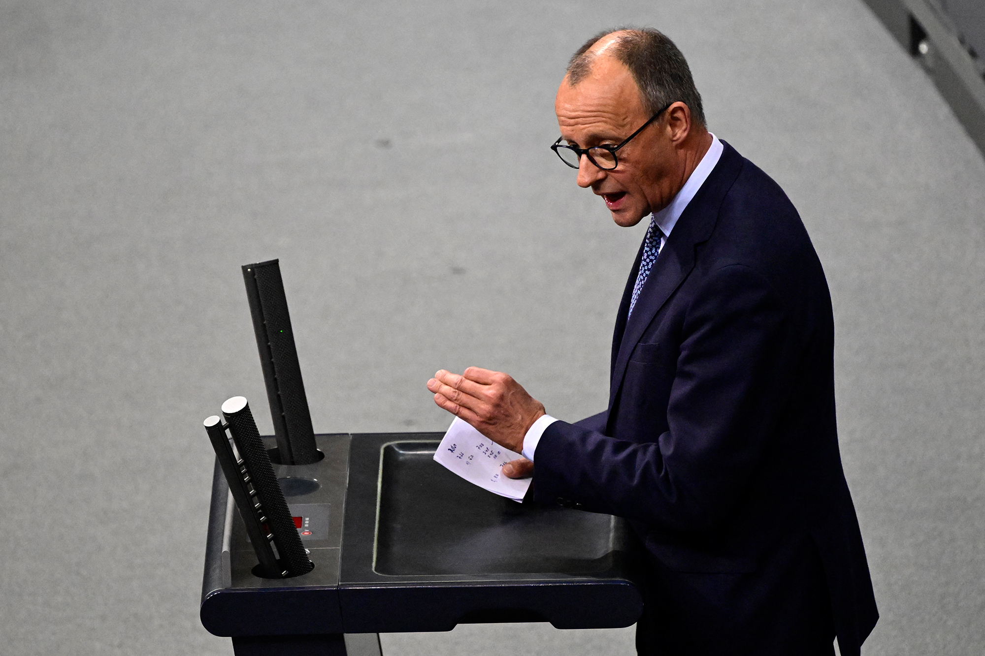 Bundestag stimmt Migrations-Antrag der Union zu - BRF Nachrichten