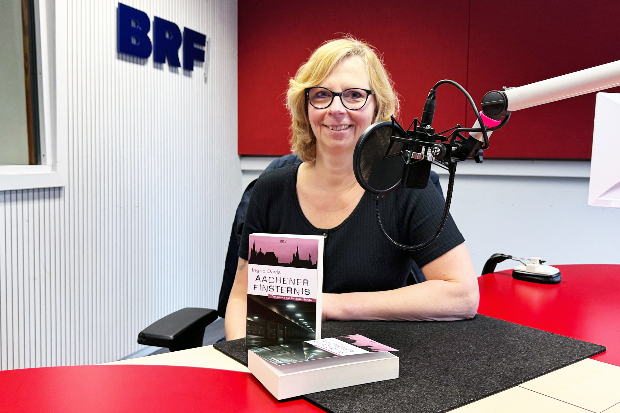 Ingrid Davis liest in Kelmis aus "Aachener Finsternis" - BRF Nachrichten