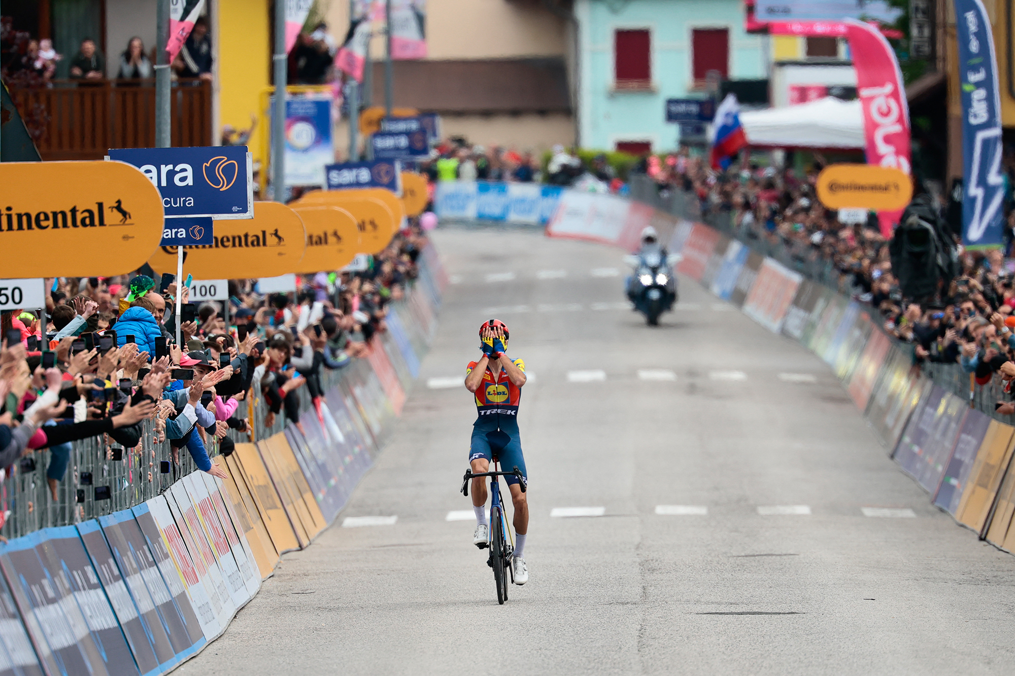 Spanier Carlos Verona gewinnt 15. Etappe beim Giro - BRF Nachrichten